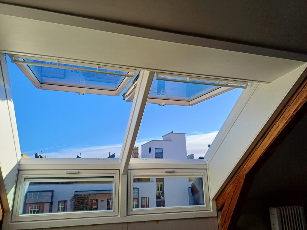Topphenglset takvindu vs midtpivoterte vinduer fra VELUX